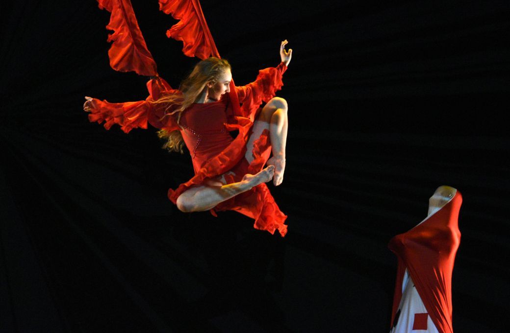 Y tú, ¿eres también Alice?: el ilusionismo de Momix llega a Vigo ...