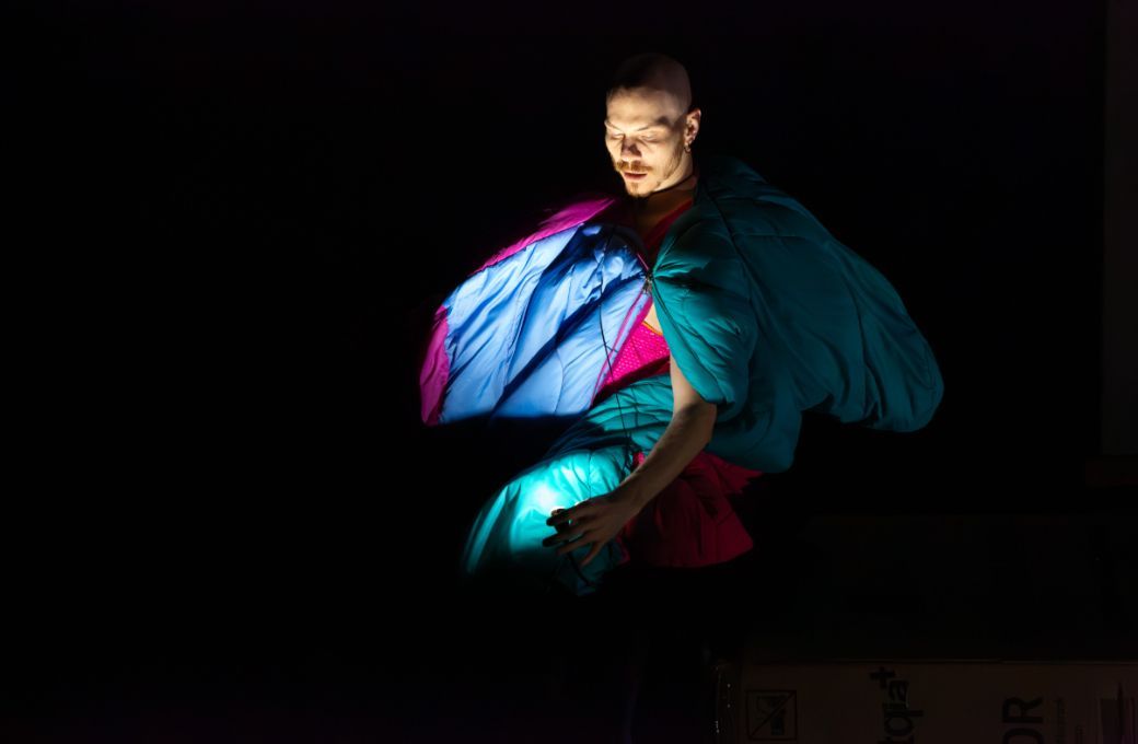 Robyn Orlin, Volmir Cordeiro et le feu de la résistance in a corner ...