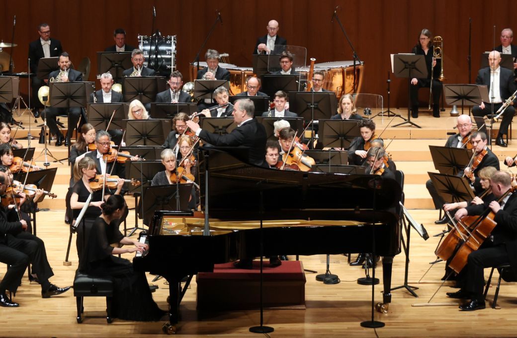 Sakari Oramo, Yeol Eum Son and the BBC Symphony in Seoul | Bachtrack